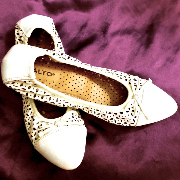 Rialto | Shoes | Rialto Offwhite Bow Diamond Attractive Cutouts Foldup ...